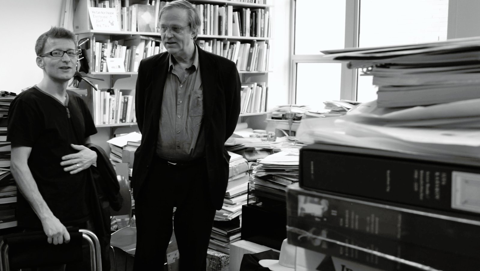 Alexandre Gurita avec Robert Storr dans son bureau à Yale School of Art ...